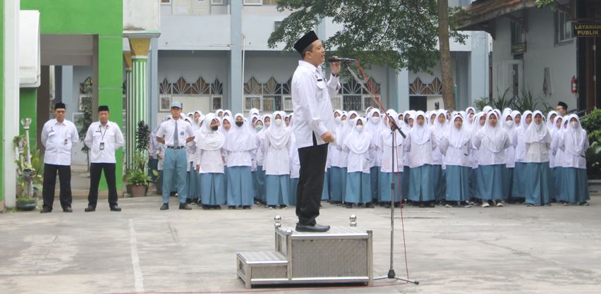 PEMBINA APEL PAGI, AJAK PESERTA DIDIK MAN SALATIGA TINGKATKAN RASA ...