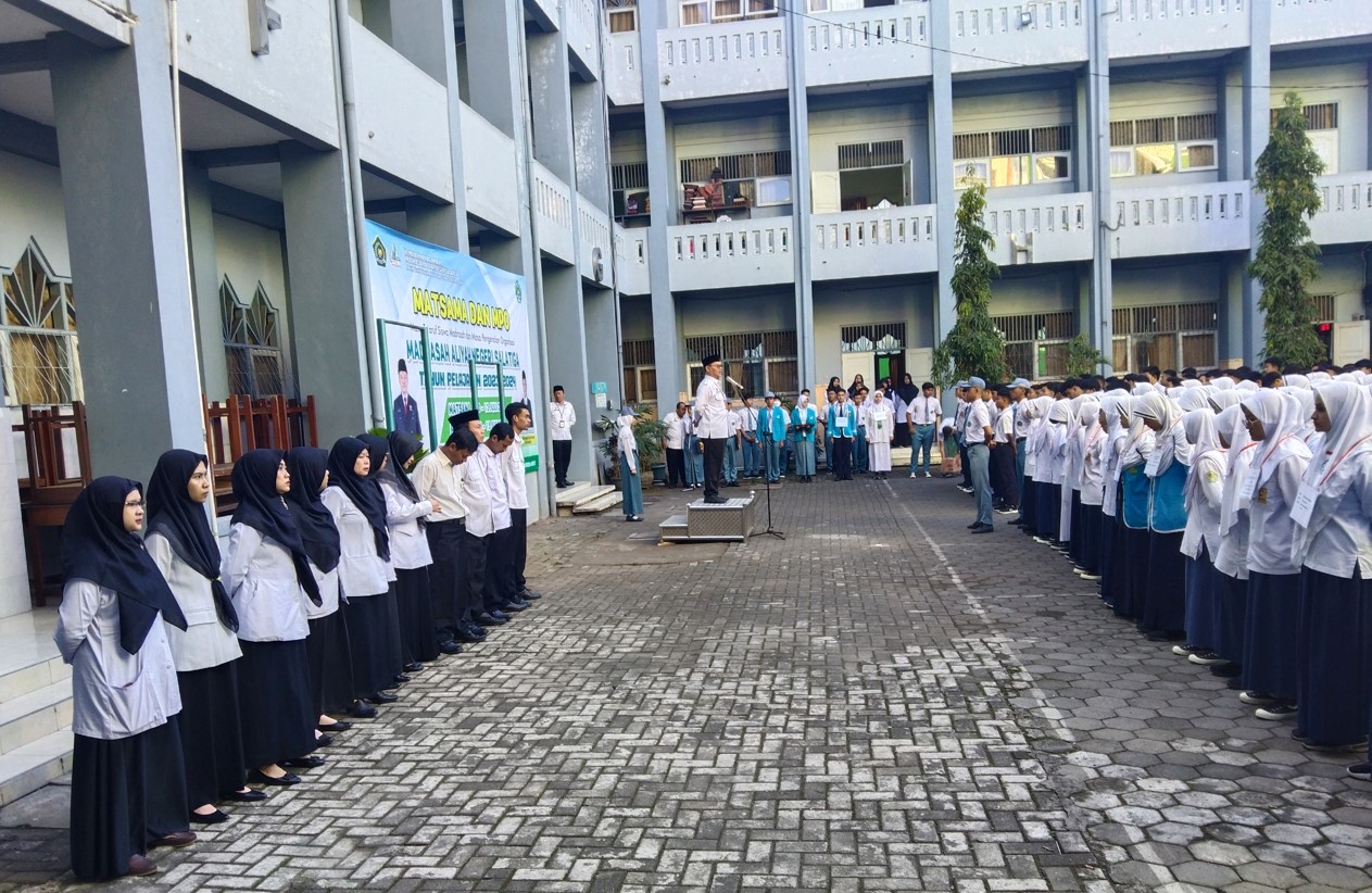 MENGAWALI TAHUN AJARAN BARU DENGAN APEL PAGI DISERTAI PENYERAHAN ...